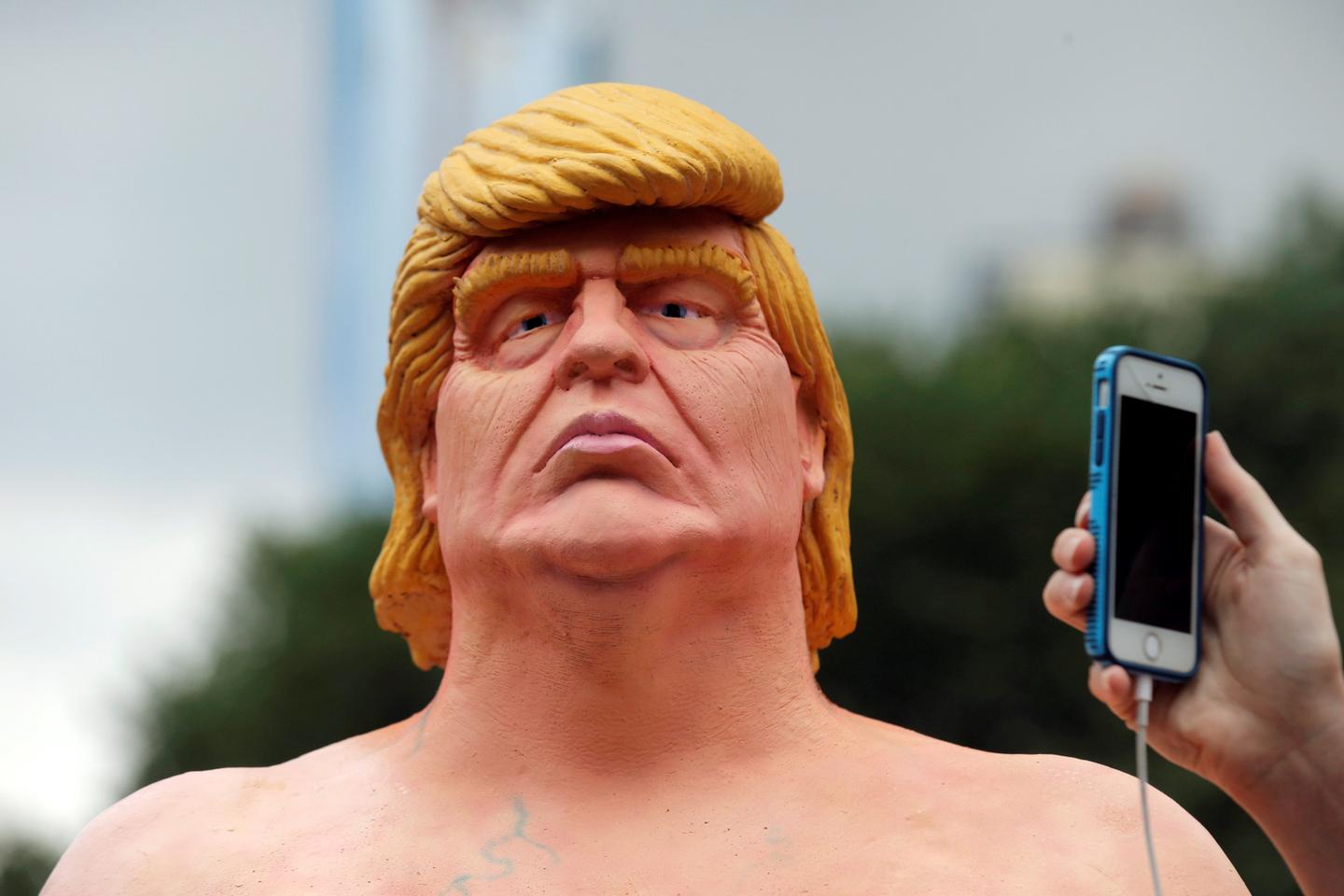 Des Statues De Donald Trump Nu Sont Apparues Dans Plusieurs Villes