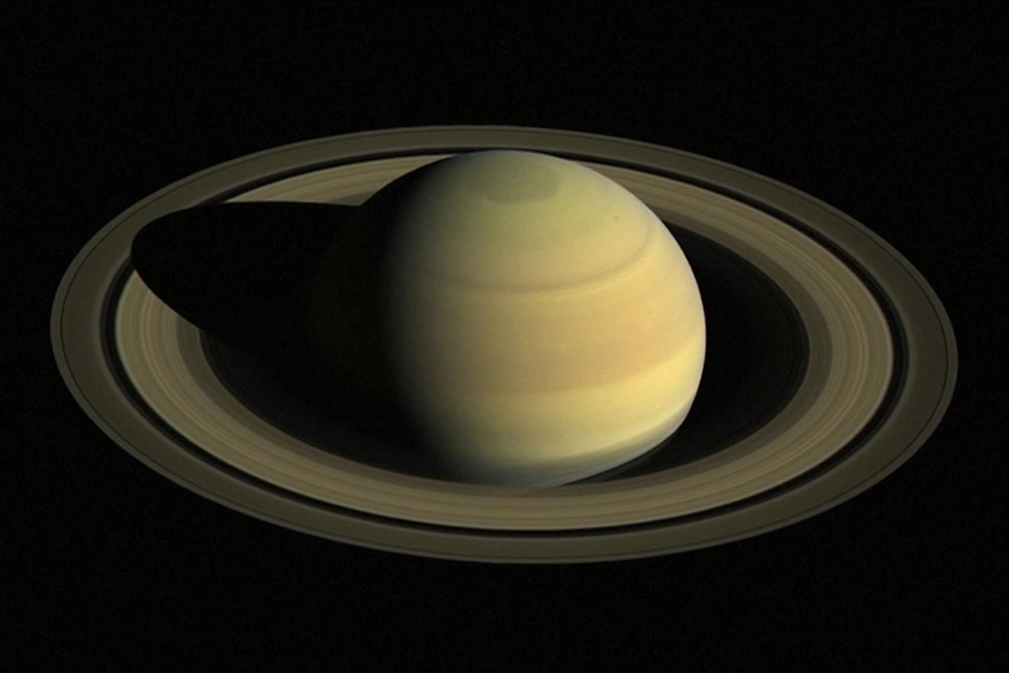 La sonde Cassini s’apprête à plonger dans l’anneau principal de Saturne