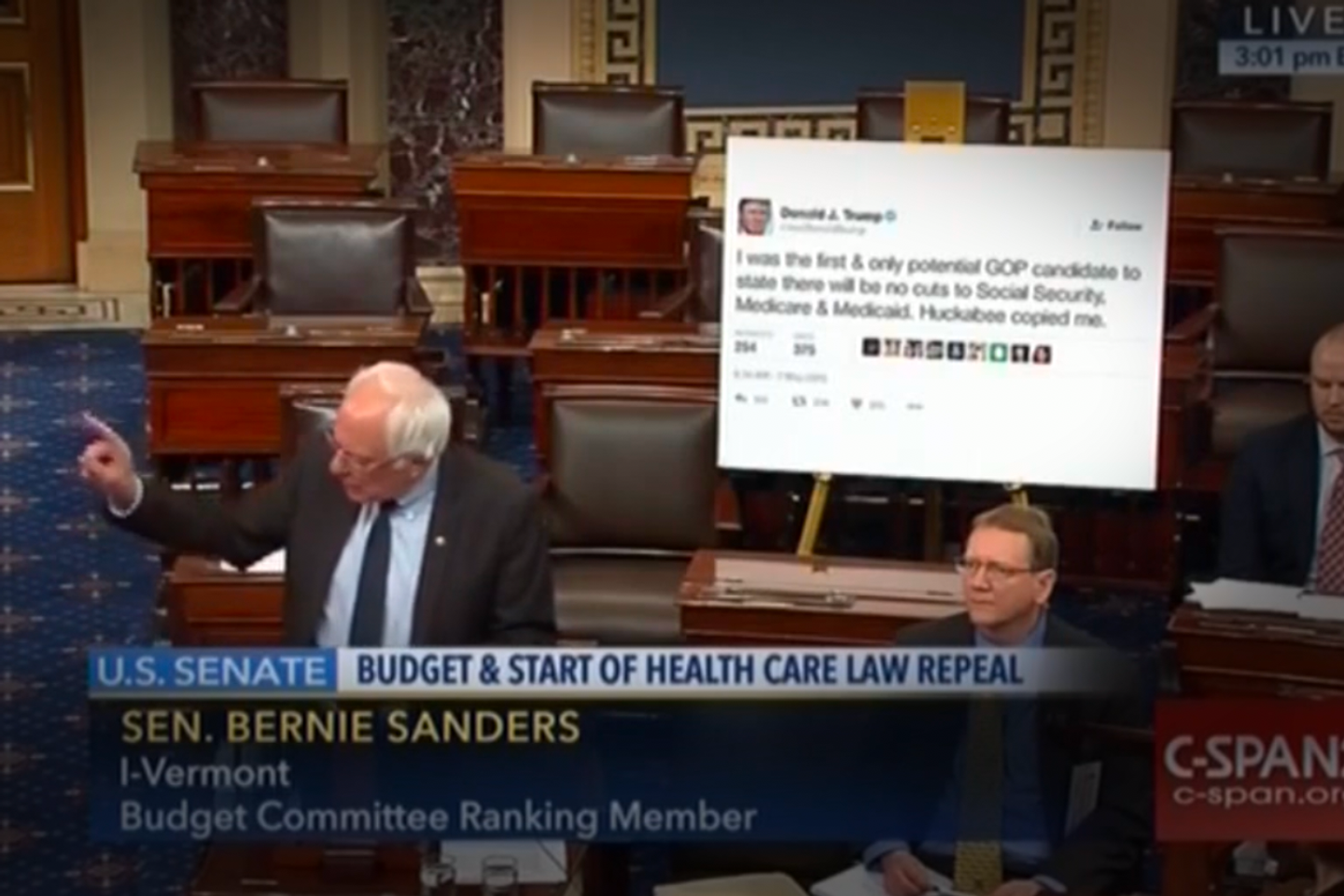 Bernie Sanders expose en grand un Tweet de Donald Trump au Sénat