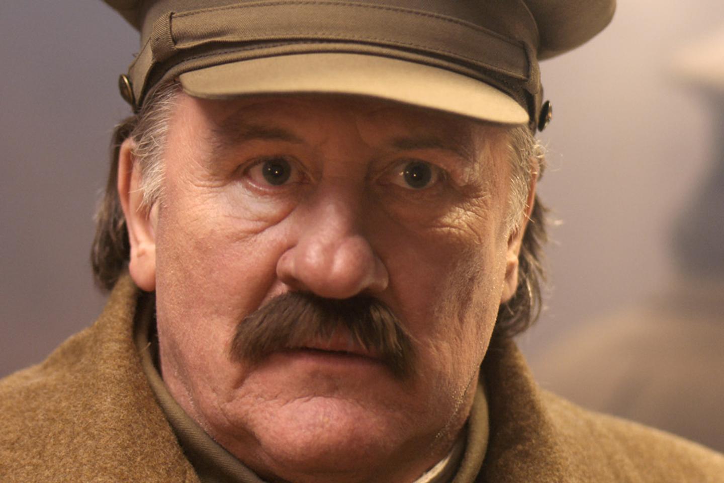 « Le Divan de Staline » : Gérard Depardieu peine à convaincre en petit ...