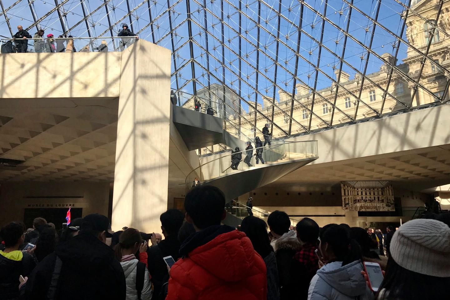 Lauteur De Lattaque Contre Des Militaires Au Carrousel Du Louvre