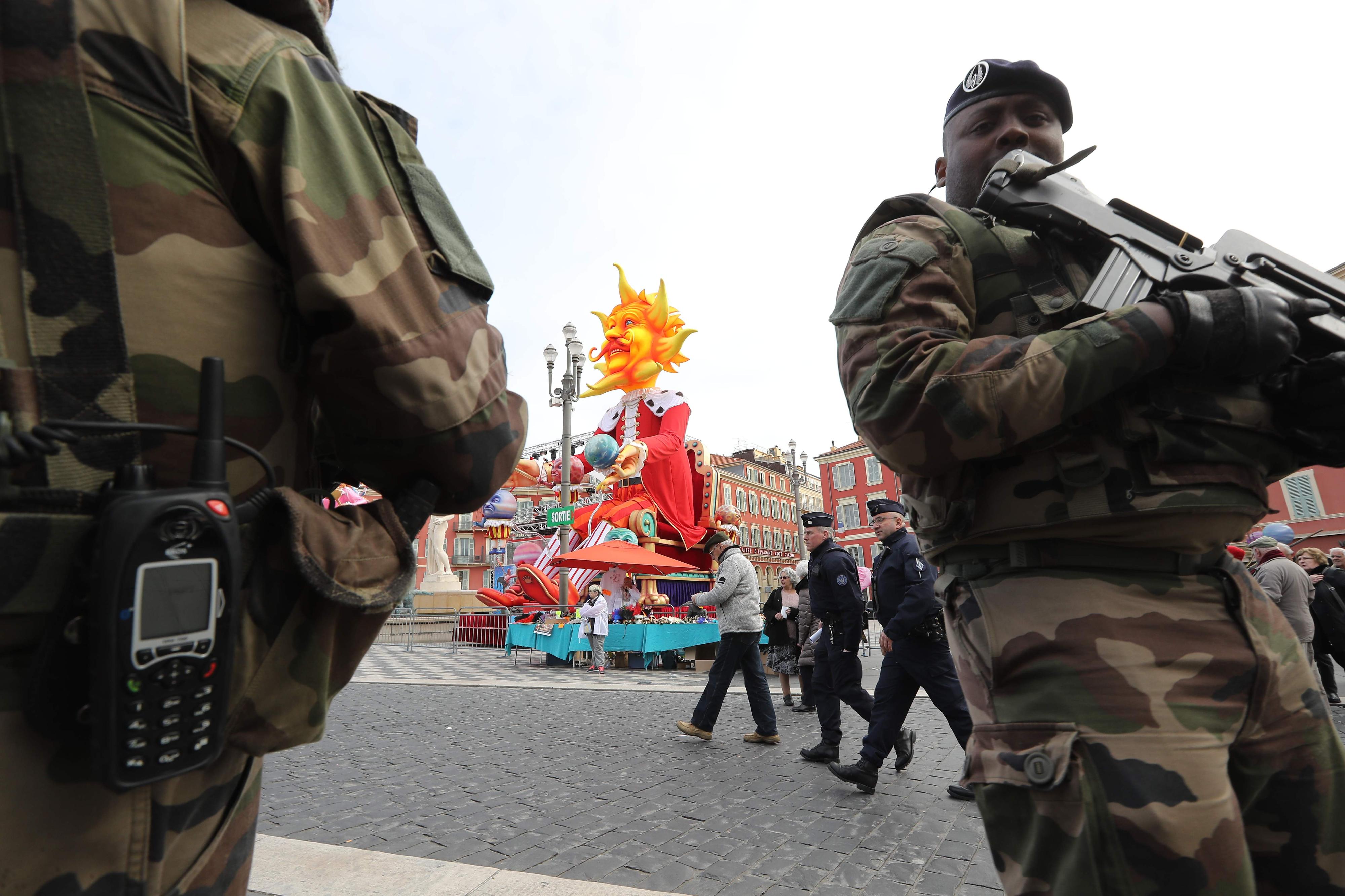 En Images Coup Denvoi Du Carnaval De Nice Sous Haute Surveillance