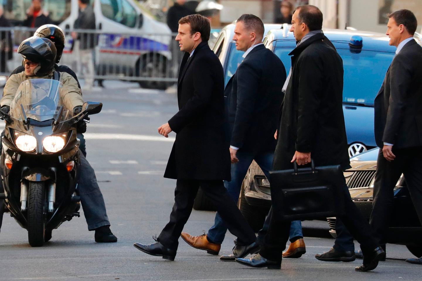 Emmanuel Macron cultive le secret sur ses premières décisions