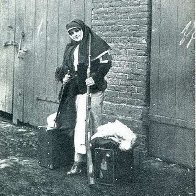 Il faut rire de tout un peu, en particulier de la révolution bolchevique