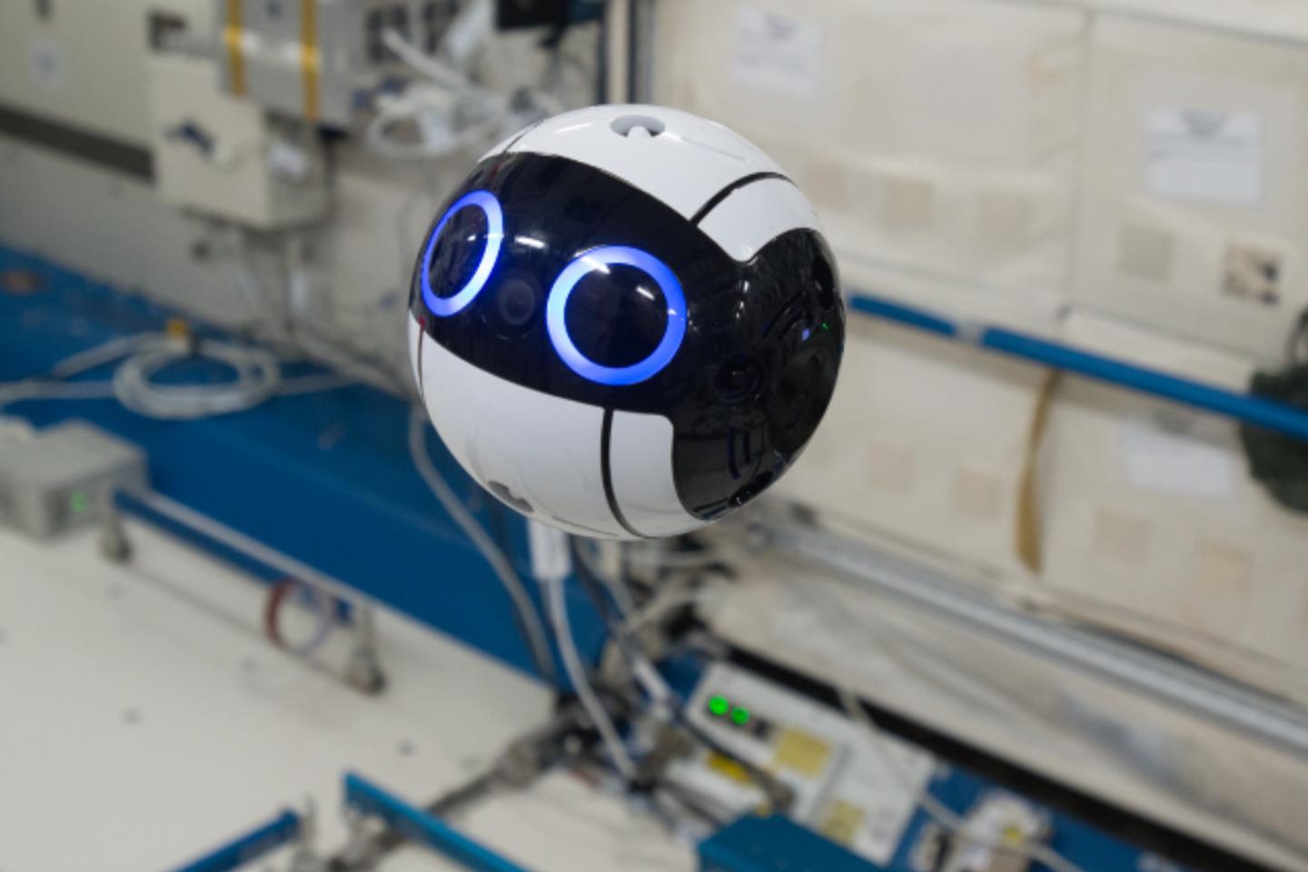 Int-Ball, le petit drone en forme de ballon qui filme en direct depuis ...