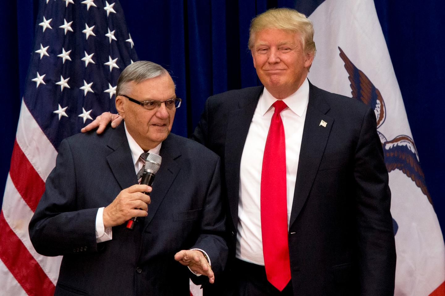 Trump gracie le très controversé shérif Arpaio Trump gracie le très controversé shérif Arpaio