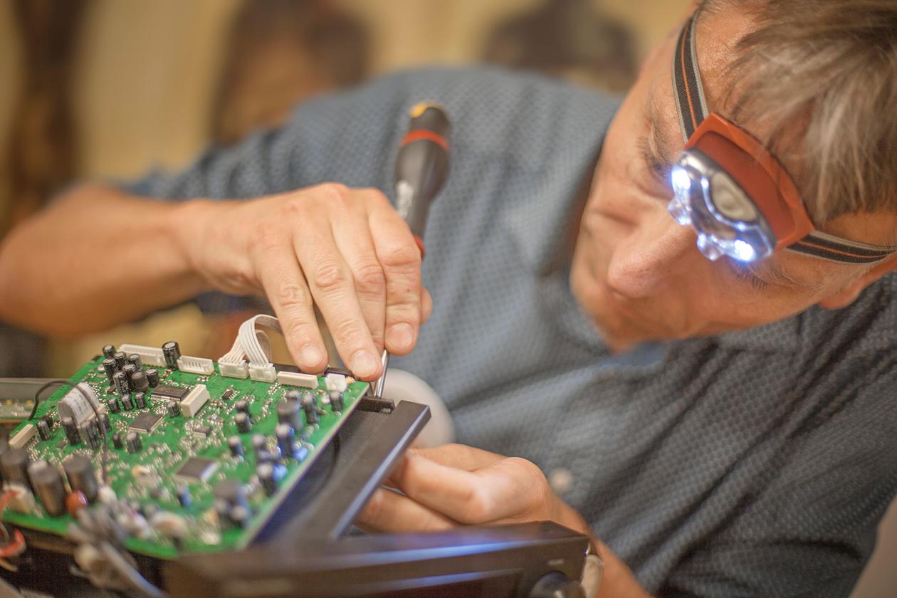 Dans un Repair Café, avec les bénévoles qui redonnent vie aux objets cassés