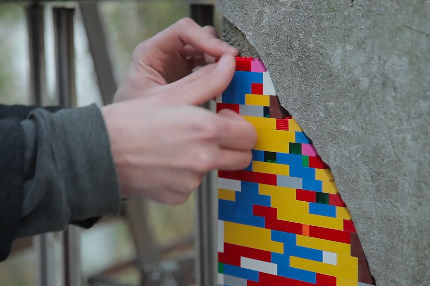 Un artiste allemand répare des murs du monde entier avec des Lego colorés