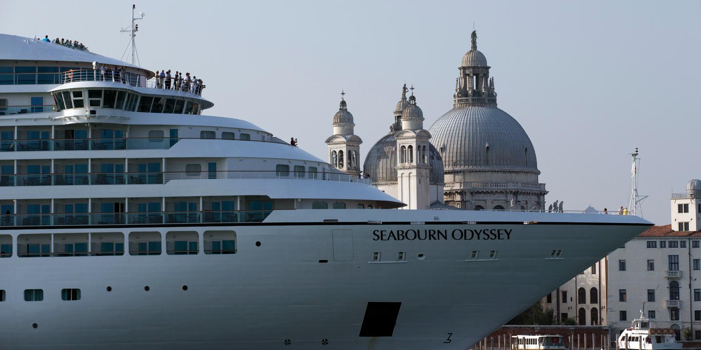 Les paquebots de croisière géants éloignés du cœur de Venise