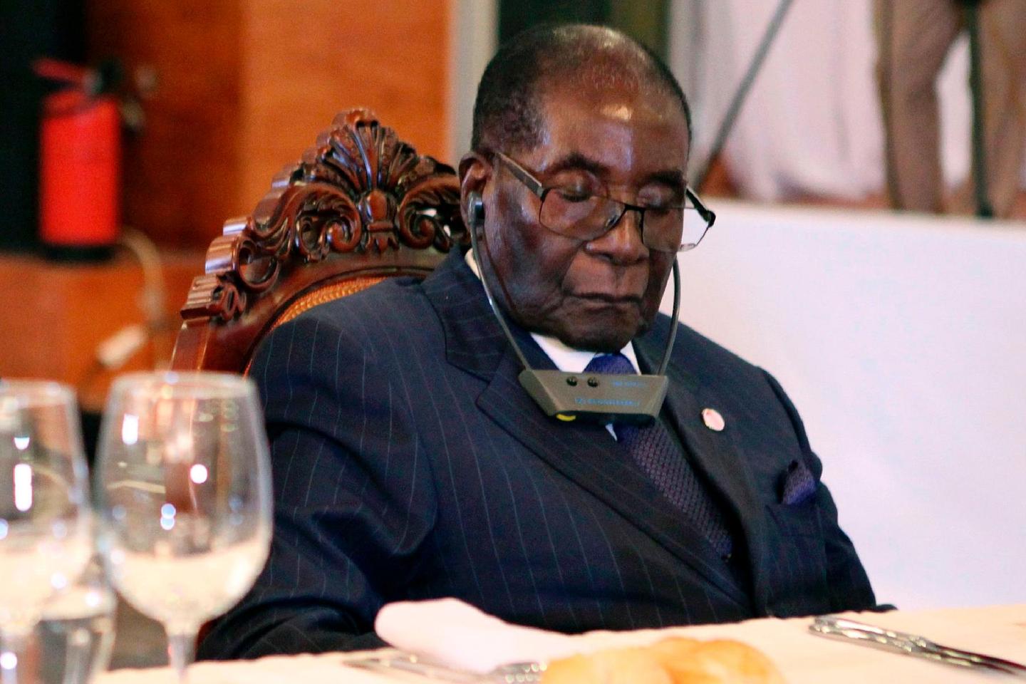 Robert Mugabe, vieil homme affaibli mais politicien habile