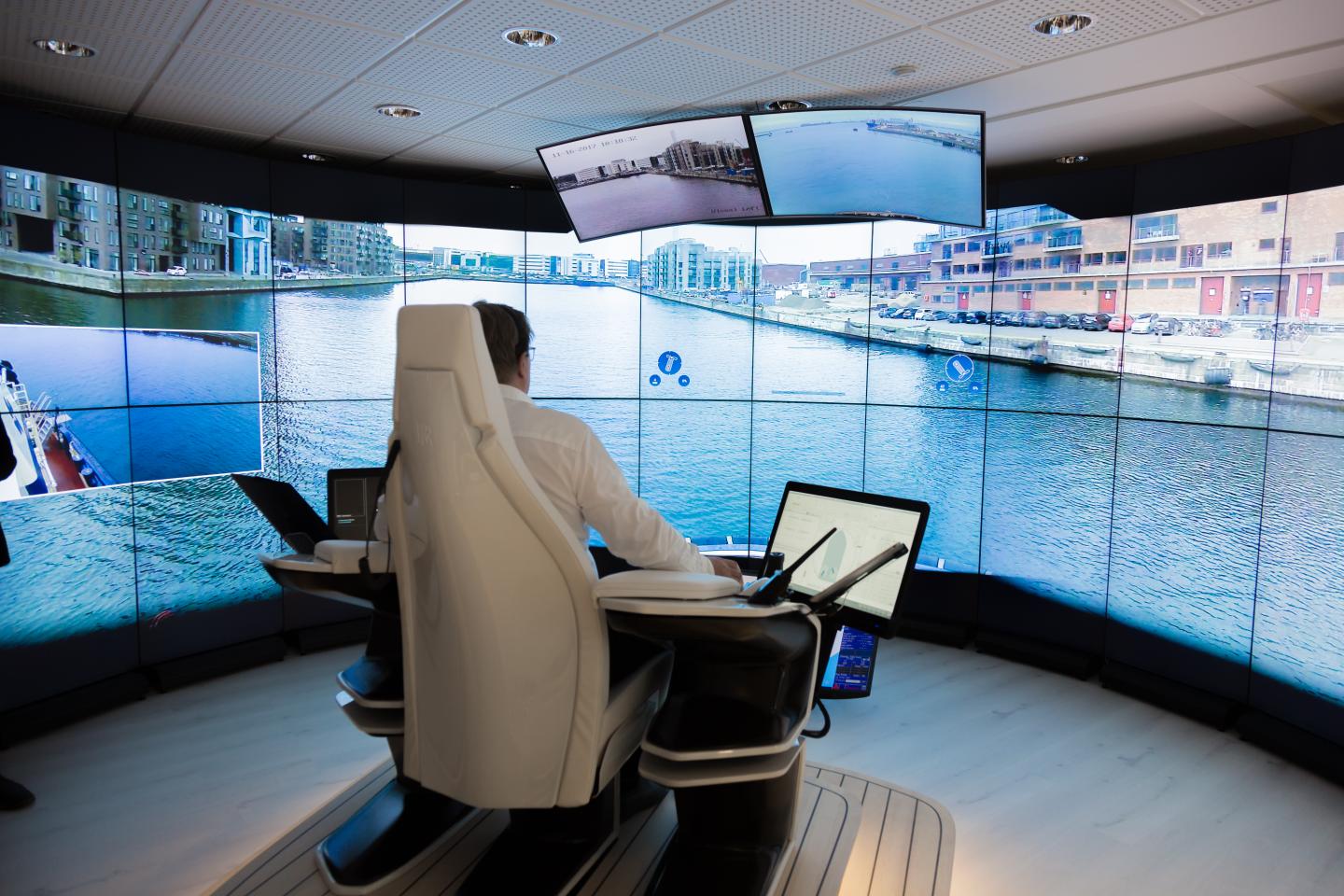 Le navire autonome pointe sa coque