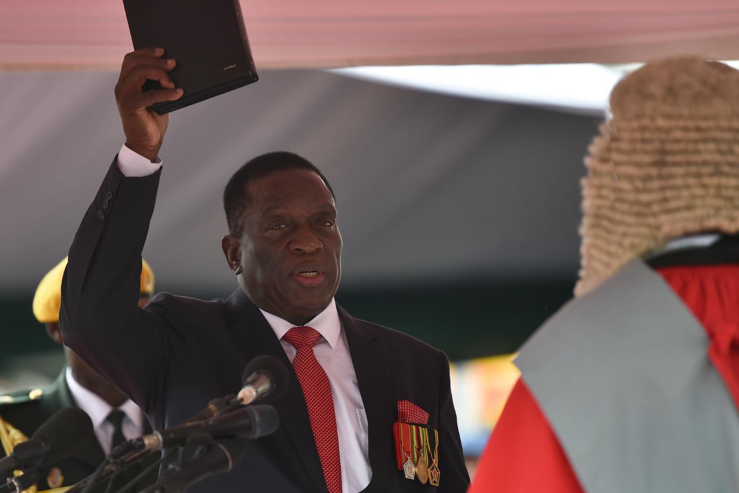 Au Zimbabwe, Emmerson Mnangagwa investi président