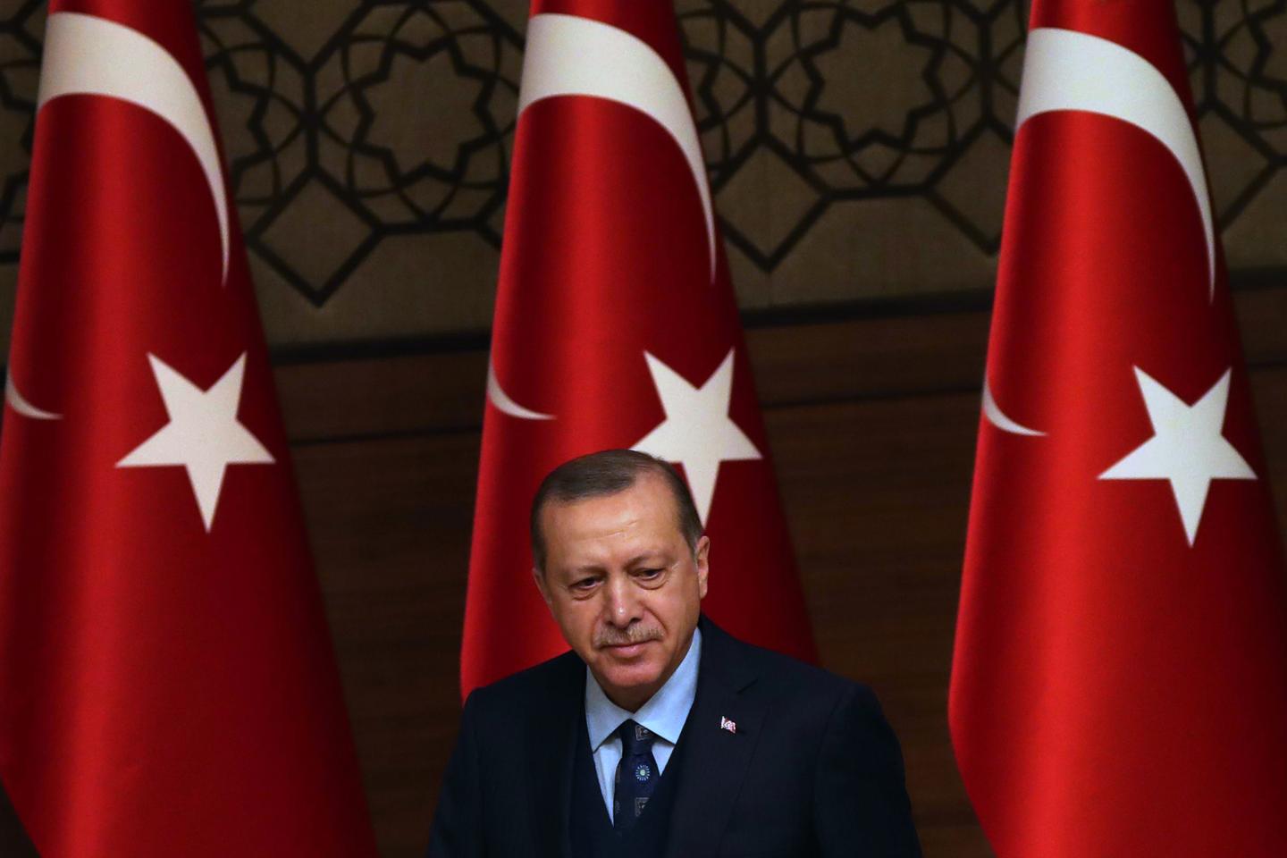 Visite à Paris d’Erdogan, de plus en plus isolé sur la scène internationale