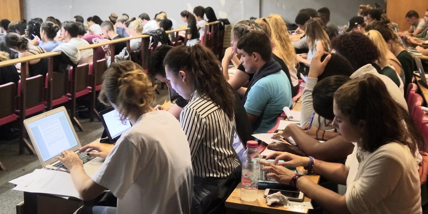 Université : un étudiant sur deux obtient son master en deux ans