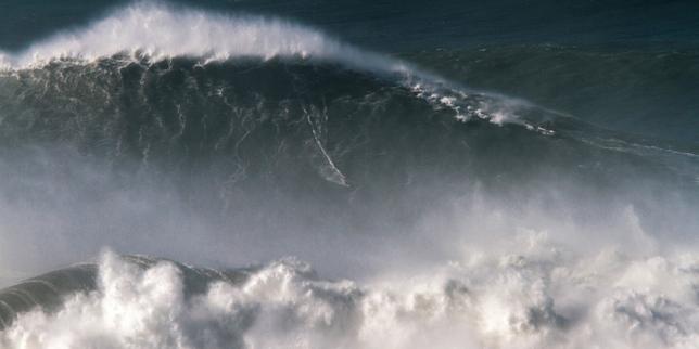 Le record de la vague la plus haute jamais surfée battu à Nazaré
