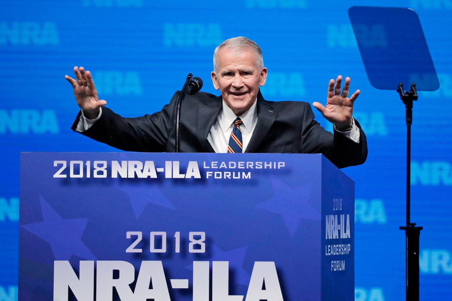 L’ancien lieutenant-colonel Oliver North, impliqué dans le scandale de ...