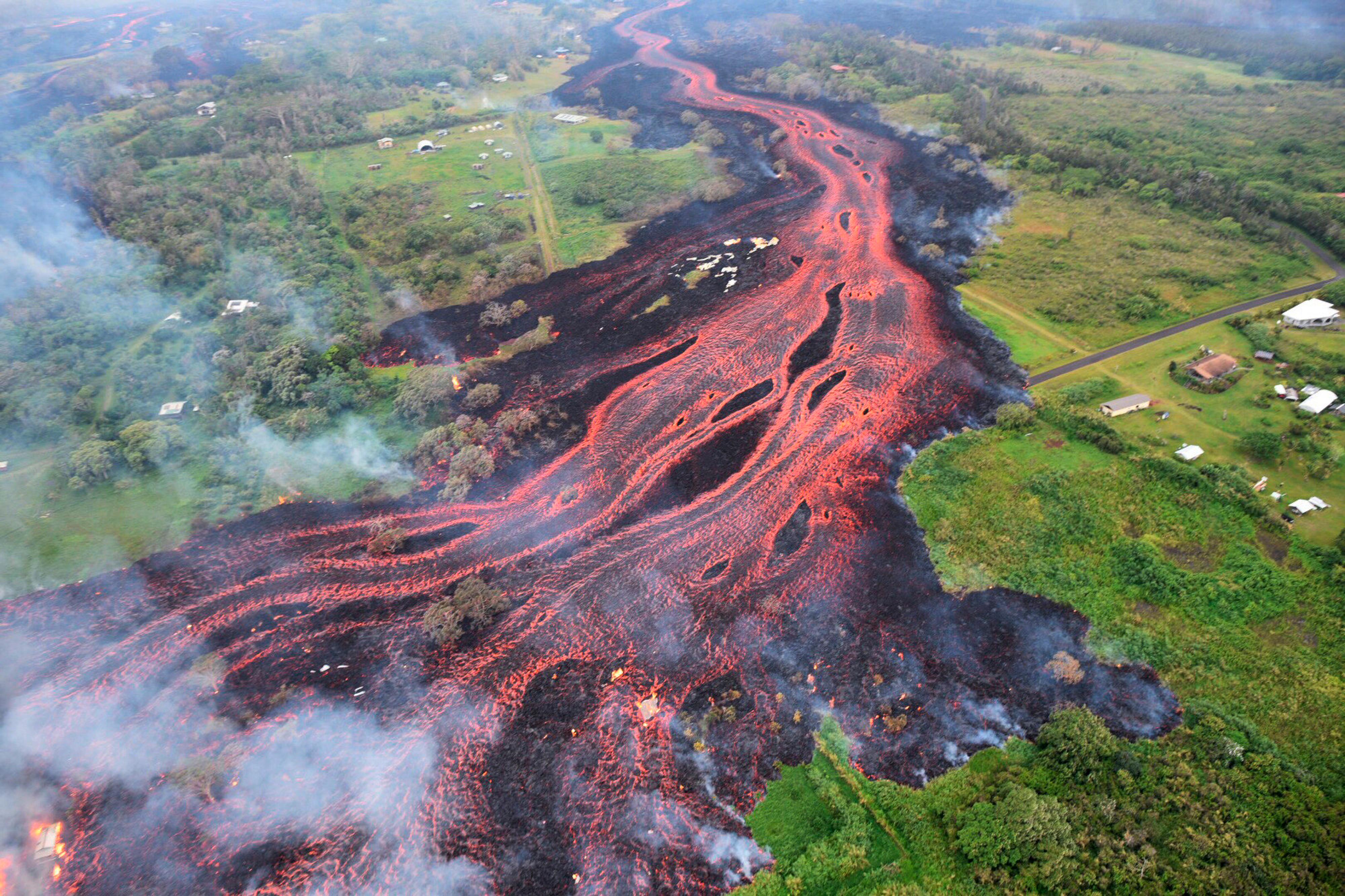 La lave du volcan hawaïen Kilauea atteint l’océan Pacifique, provoquant ...