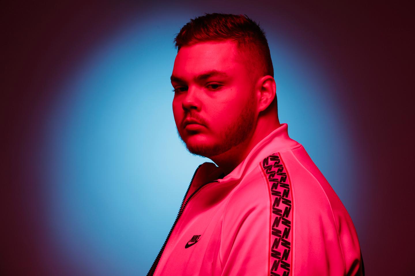 Le rappeur Rémy et ses cent familles