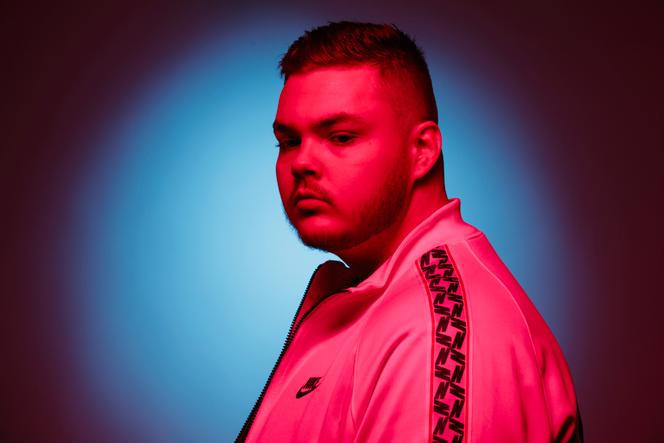 Le rappeur Rémy et ses cent familles