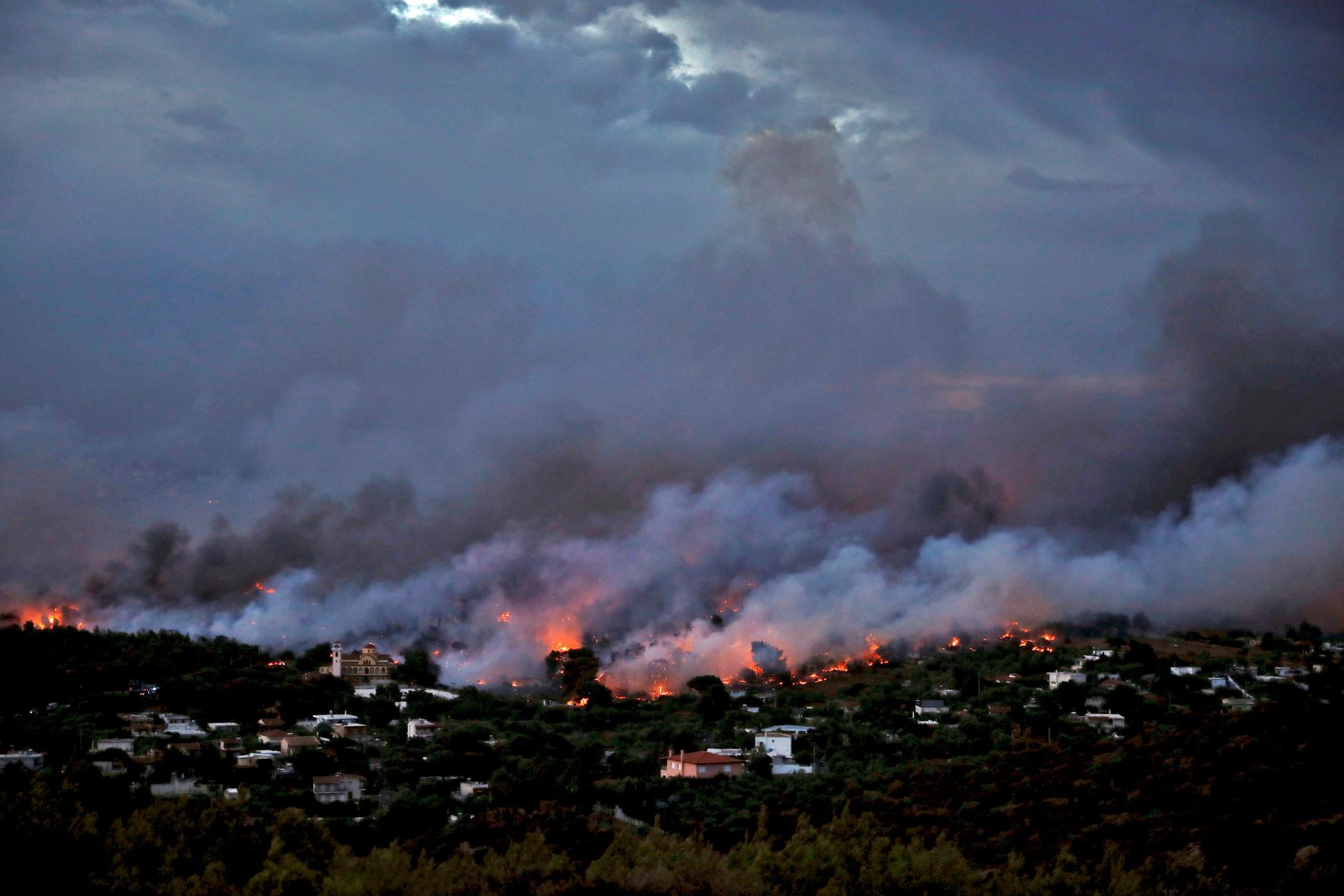 En Grèce, plus de soixante-dix morts dans des incendies autour d’Athènes