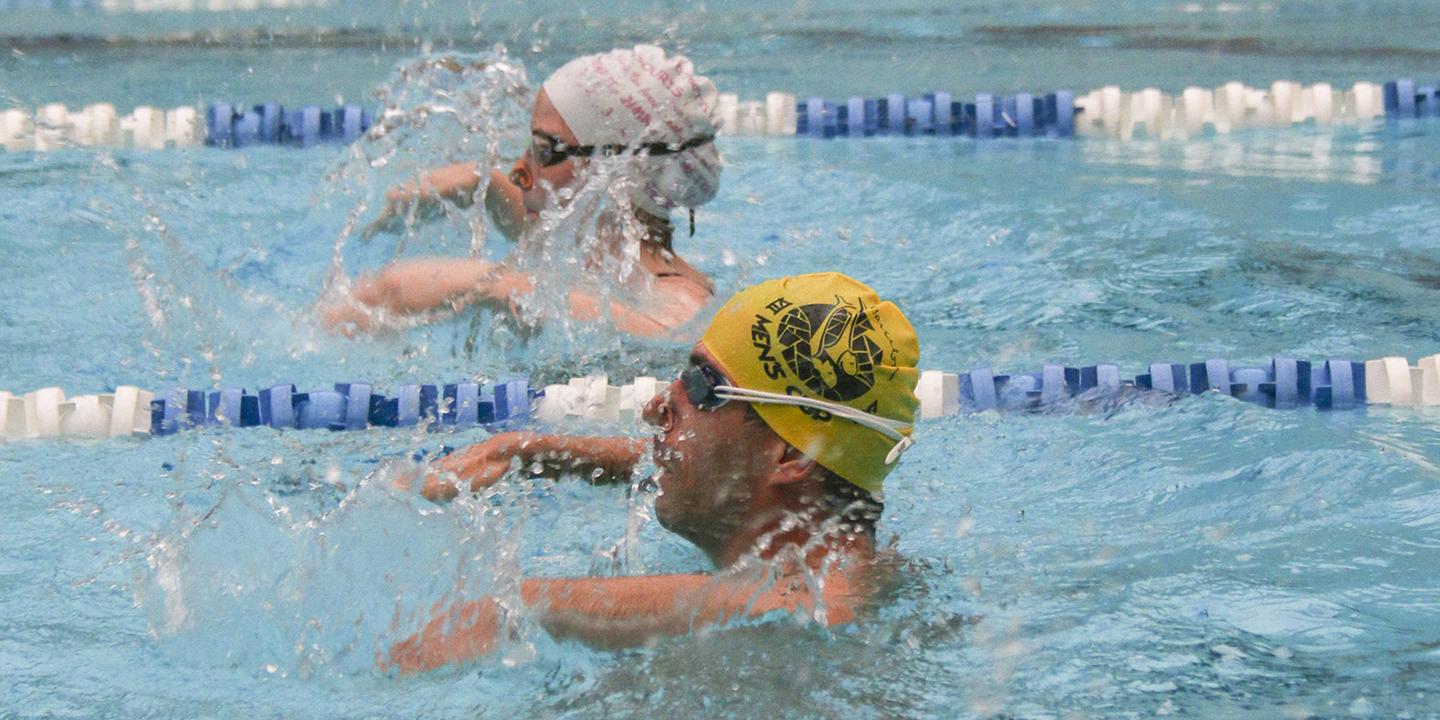 Aux Gay Games, les hommes plongent dans le bassin de la natation ...