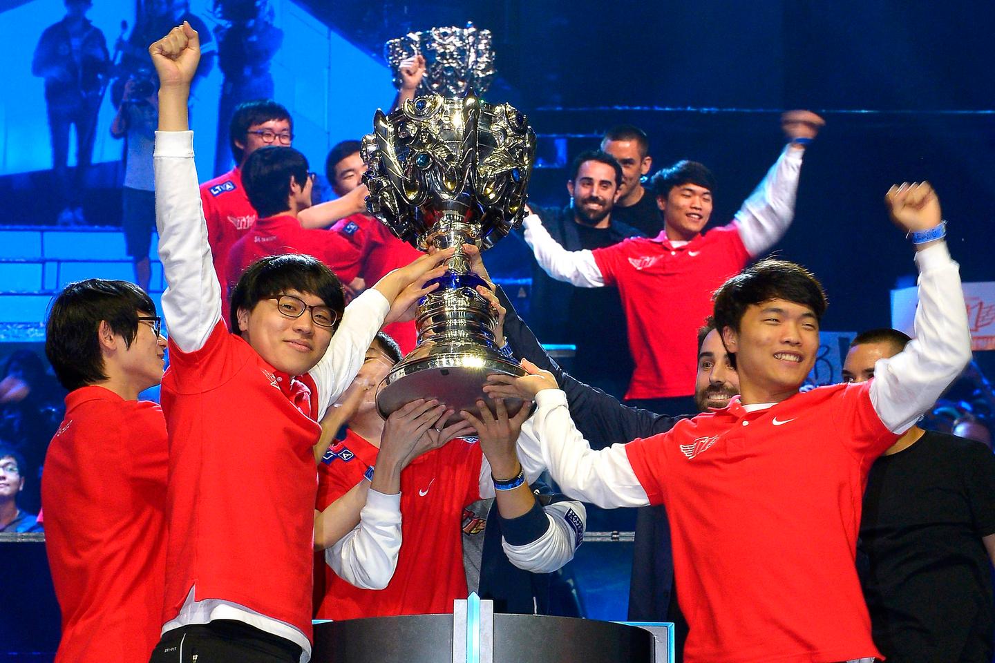 « League of Legends » : Paris accueillera la finale des Worlds 2019, le ...