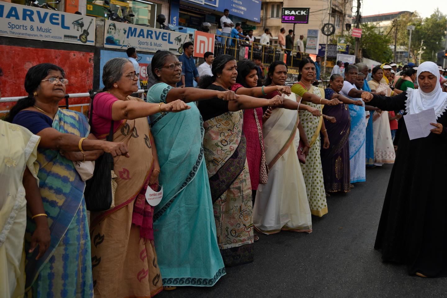 En Inde, des femmes forment une chaîne de 620 km pour obtenir l’accès à ...