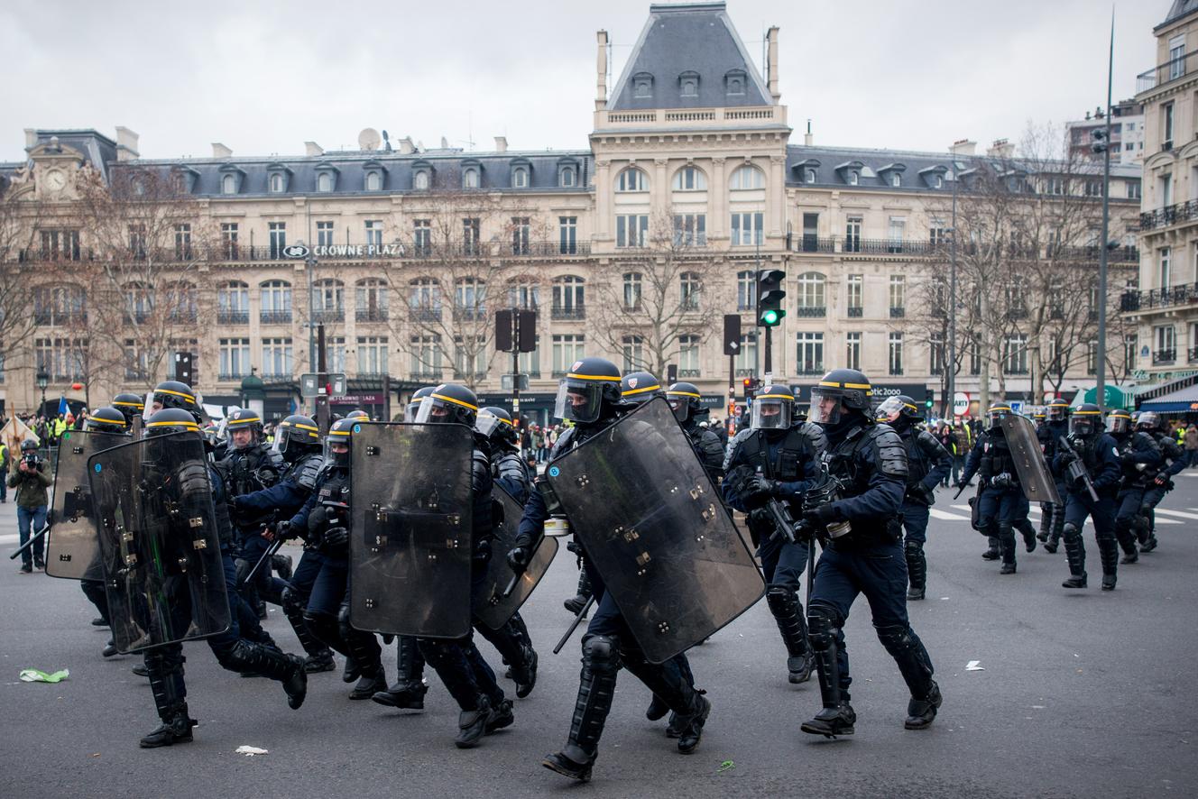 « Gilets jaunes » : une journée avec les CRS pendant l’acte XII