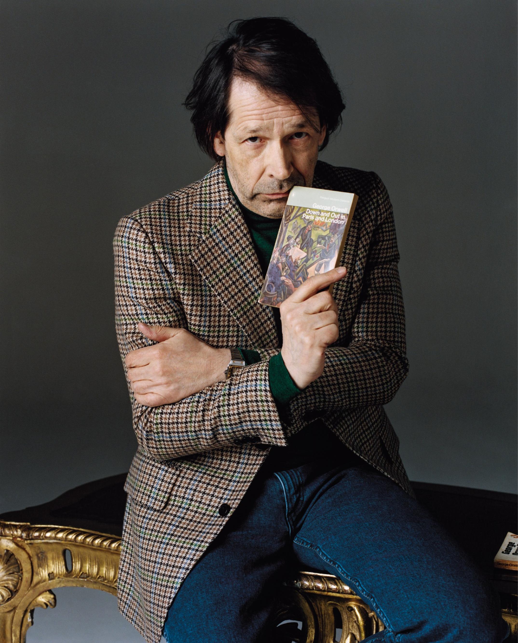 Des pochettes de Joy Division aux logos du luxe, Peter Saville, maître ...