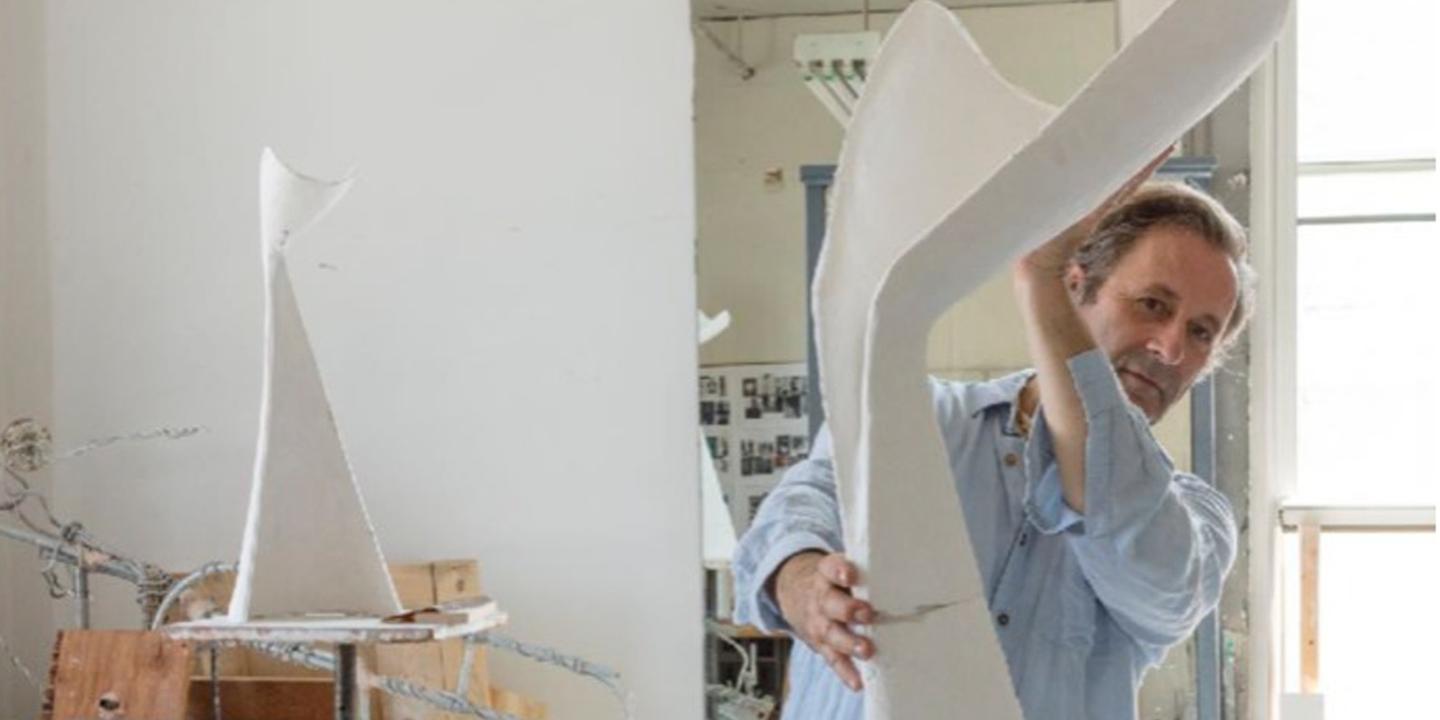 Pièces généreuses, lignes sinueuses et matériaux luxueux : le designer ...