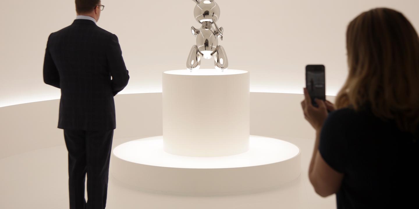 Un lapin de Jeff Koons adjugé 91,1 millions de dollars, record pour un ...