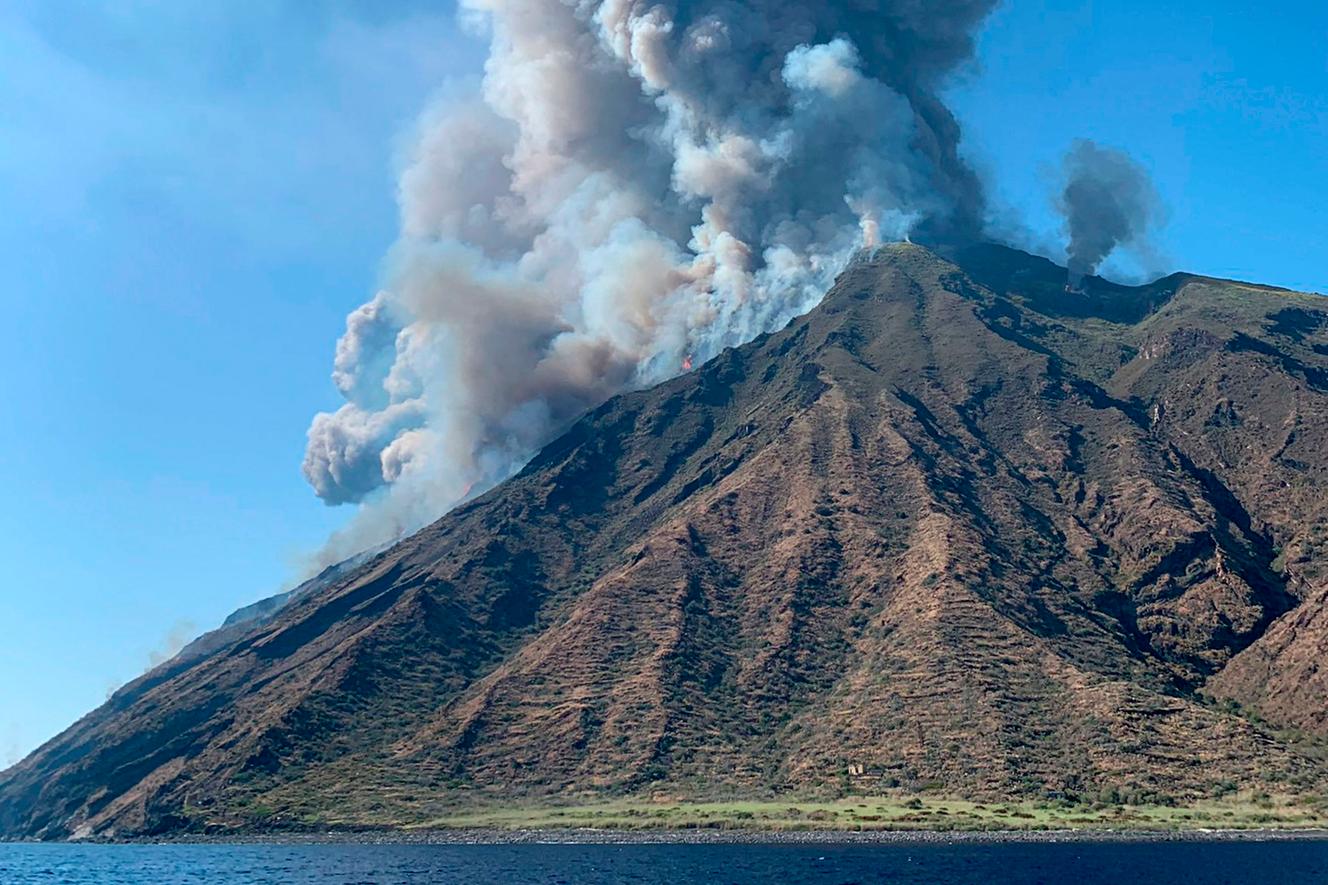 Puissante éruption du volcan Stromboli en Sicile