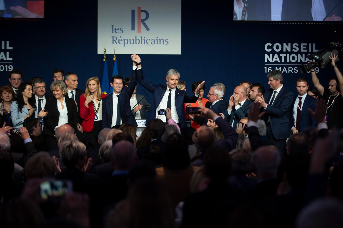 La droite consulte sa base pour rebondir