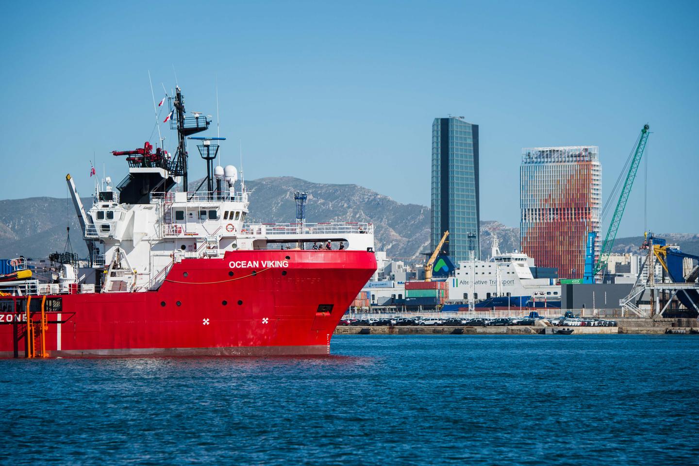Le navire-ambulance « Ocean-Viking » sauve 153 migrants à la dérive en ...