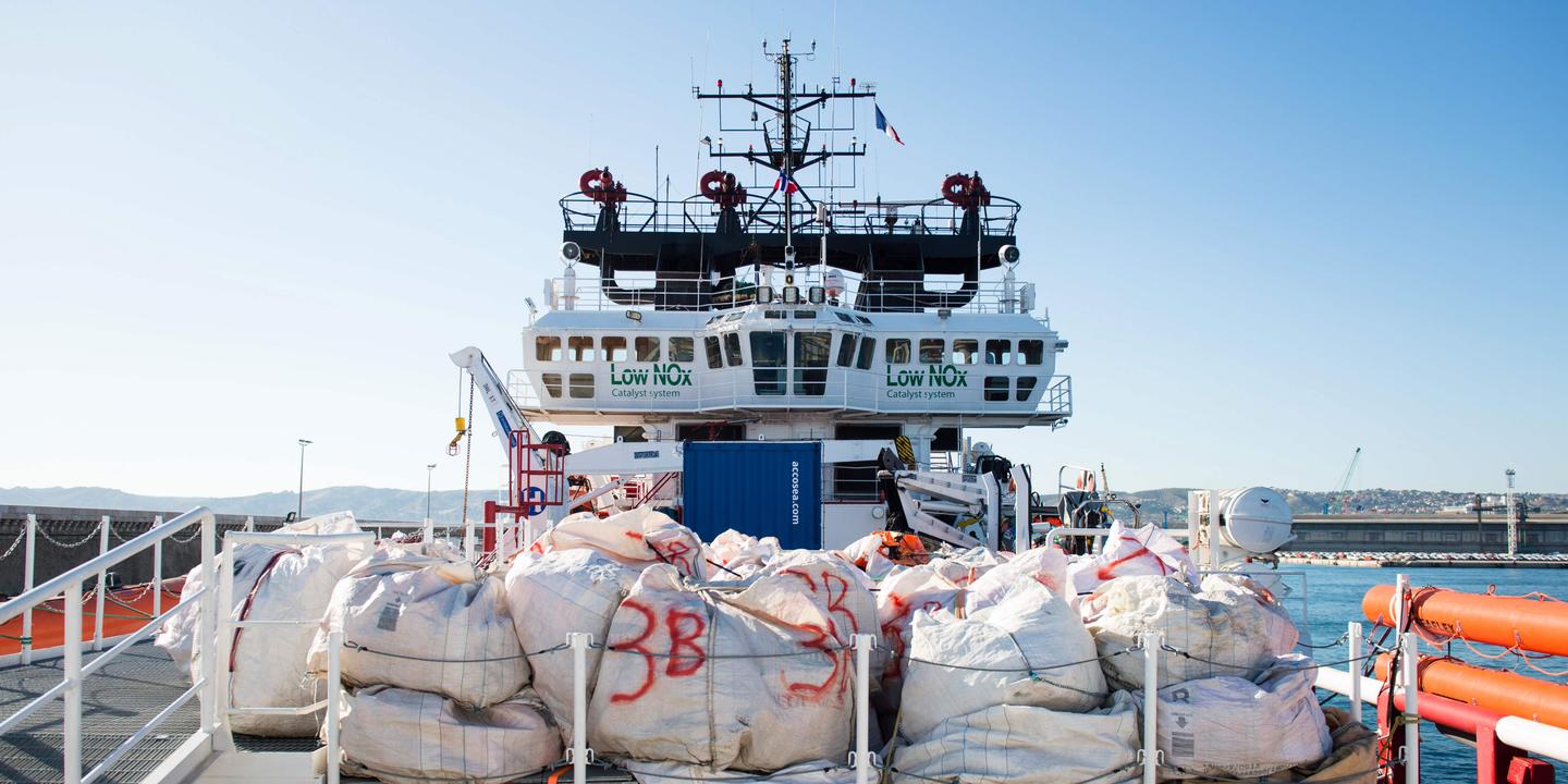 A Marseille, le navire humanitaire « Ocean-Viking » se prépare à partir ...
