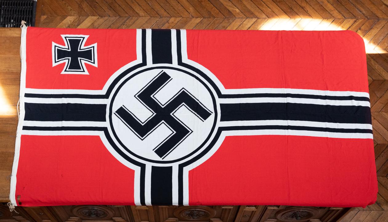Le Sénat dissimule dans ses caves un buste d’Hitler et un drapeau nazi ...