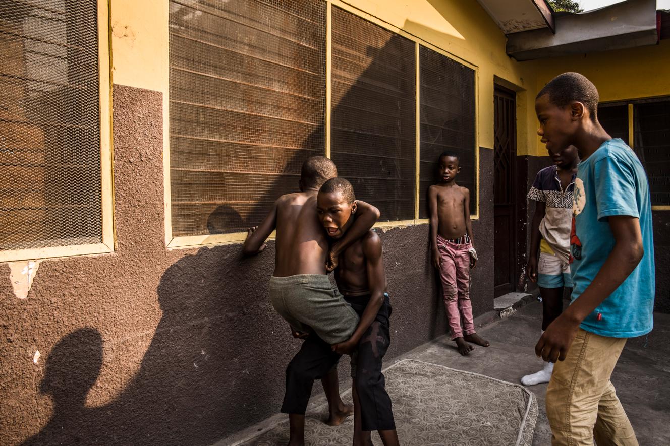 RDC : dans l’enfer des « shégués », les enfants des rues de Kinshasa