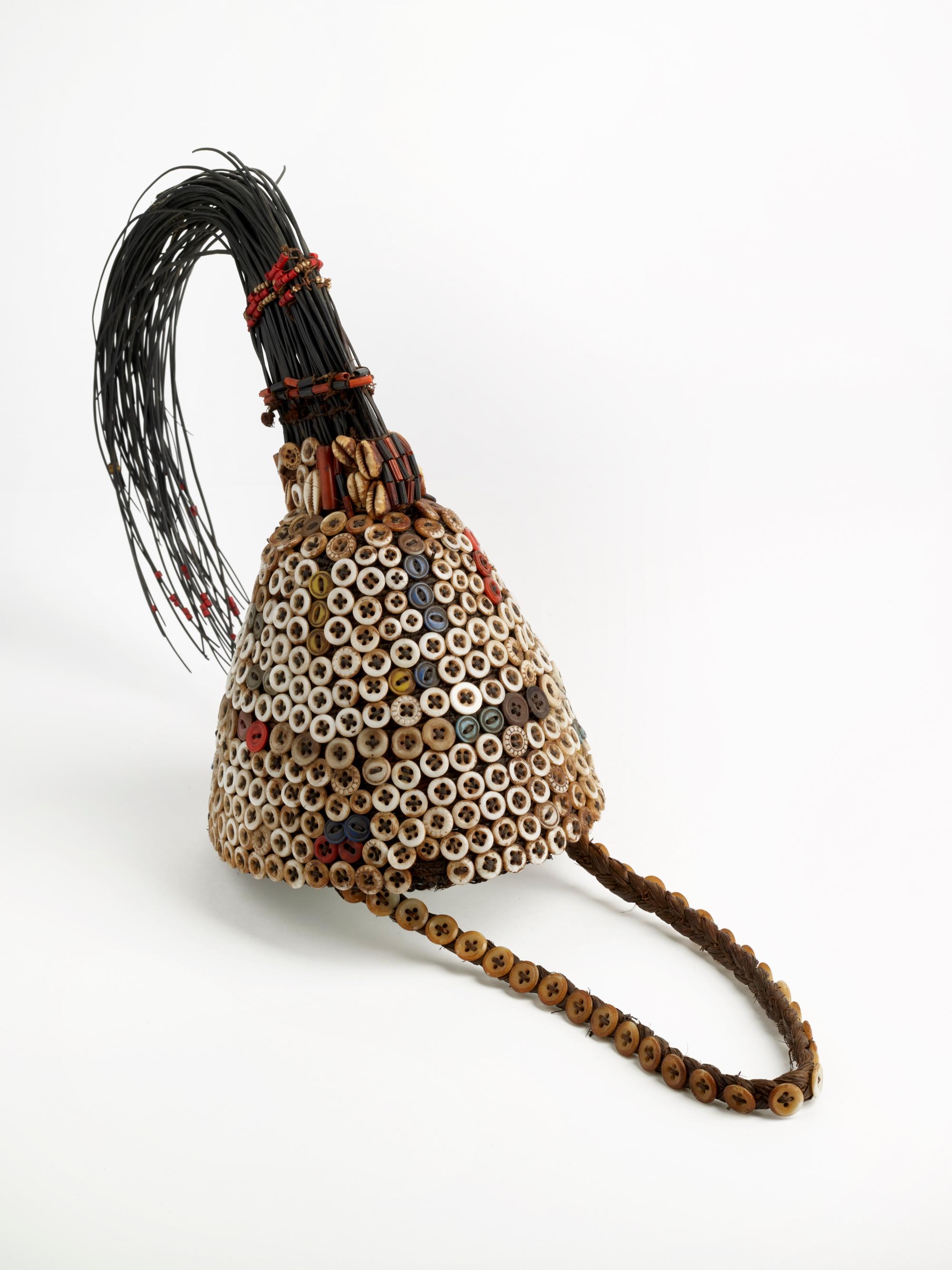 Les exubérantes et magnifiques coiffes d’Antoine de Galbert s’exposent ...