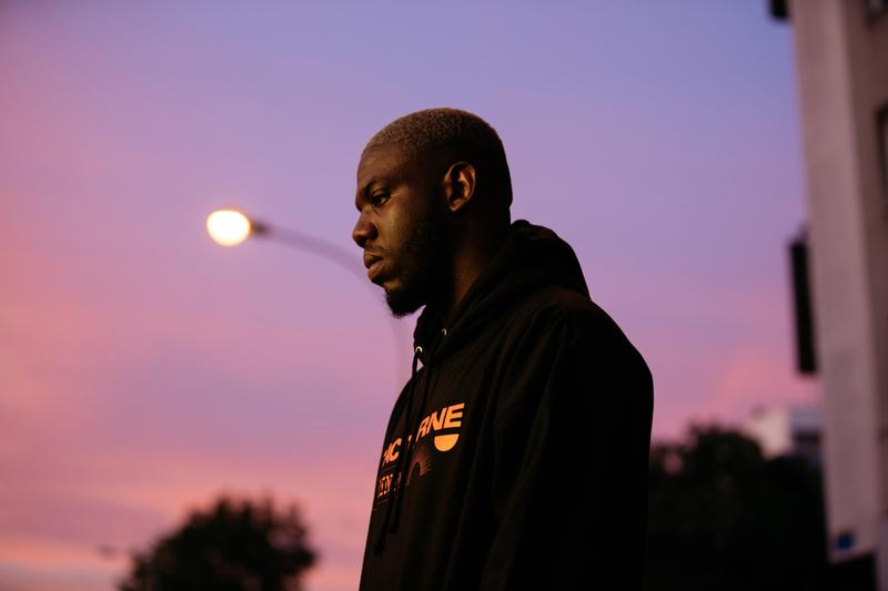 Le charme et la misère du ghetto dans le flow du rappeur Dinos