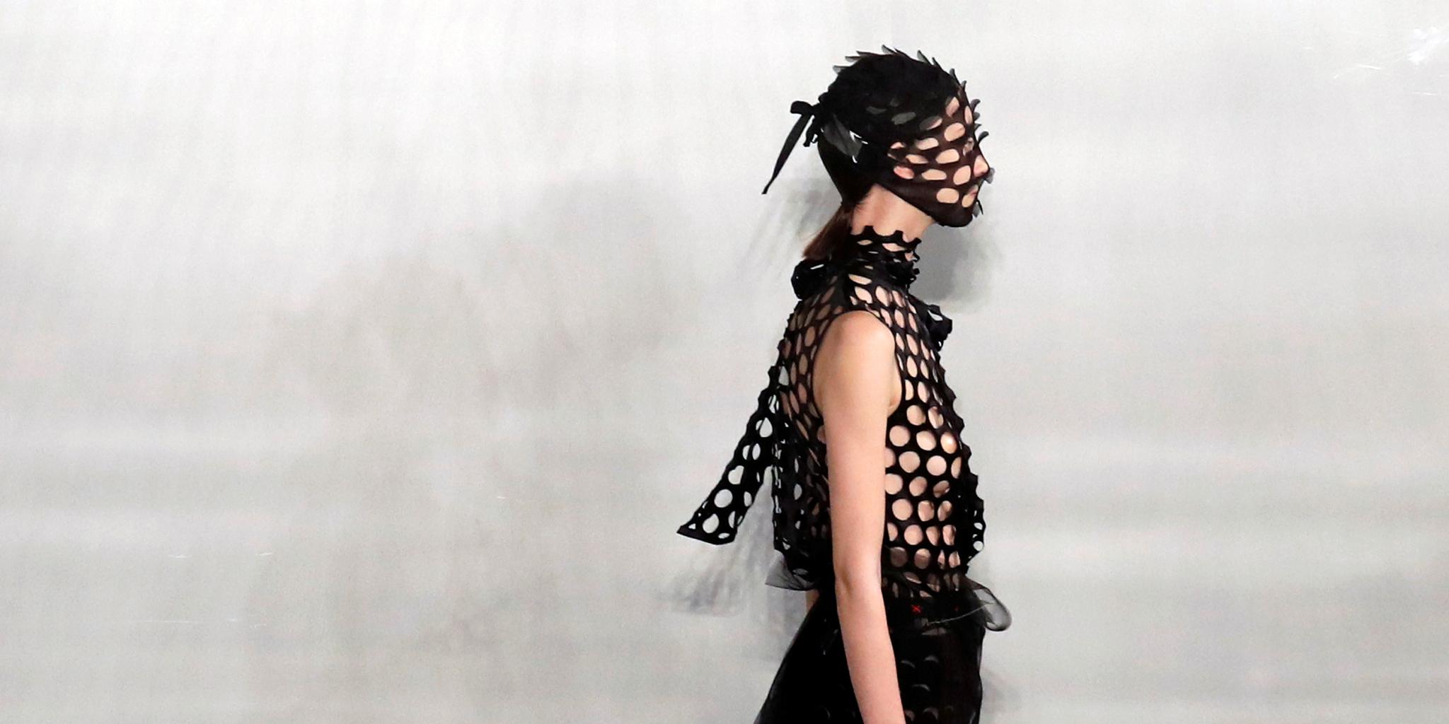 Noir, c’est noir à la Paris Fashion Week