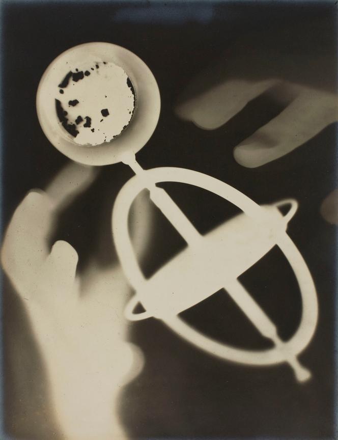 Quand Man Ray joue de la lumière dans sa chambre noire pour solariser ...