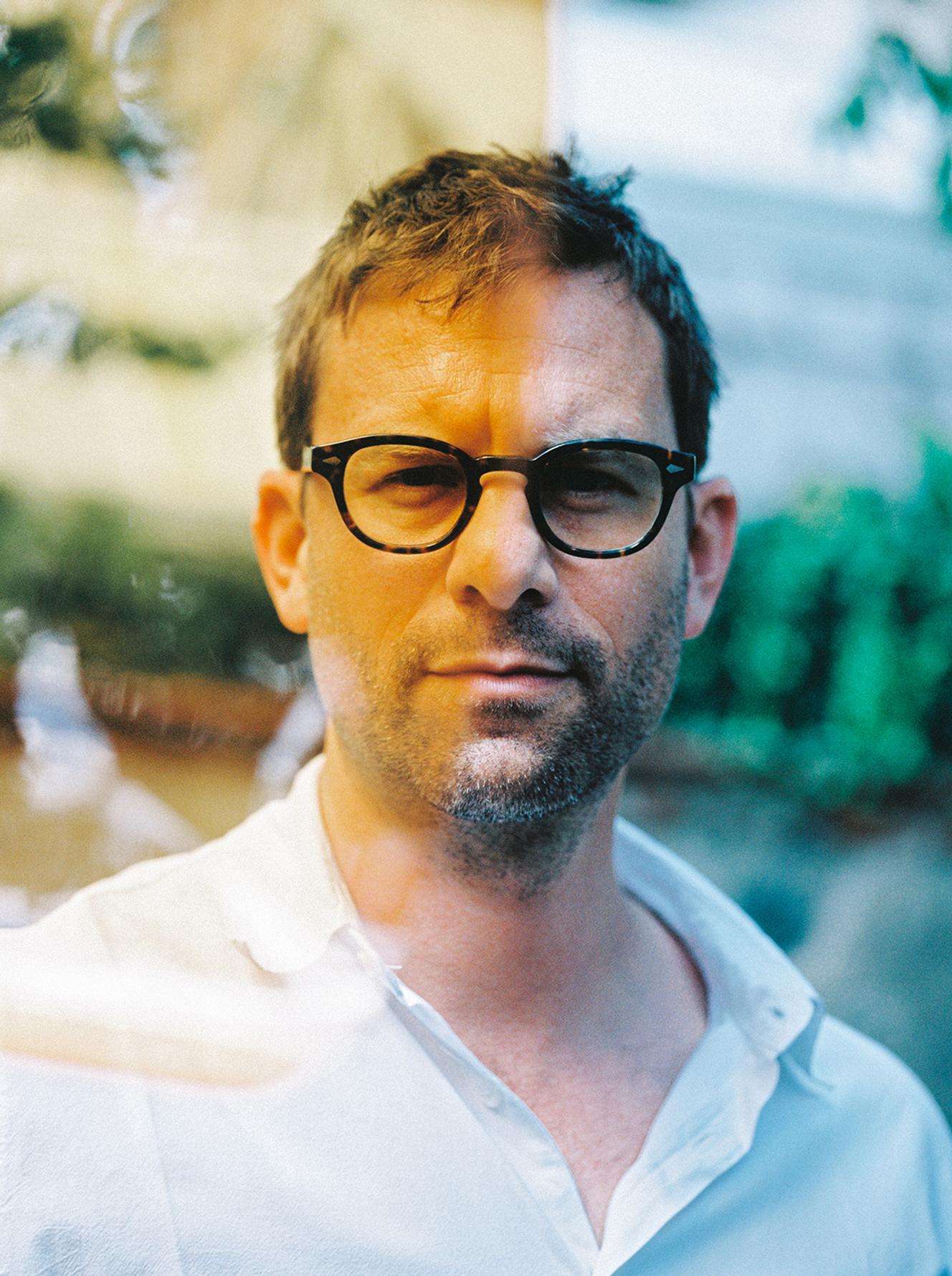 Du Goncourt à Instagram, les réseaux très sociaux de l’écrivain Nicolas ...