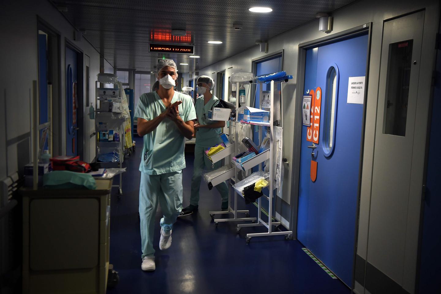 Covid-19 : les premières doses du vaccin sont arrivées en France, à la ...