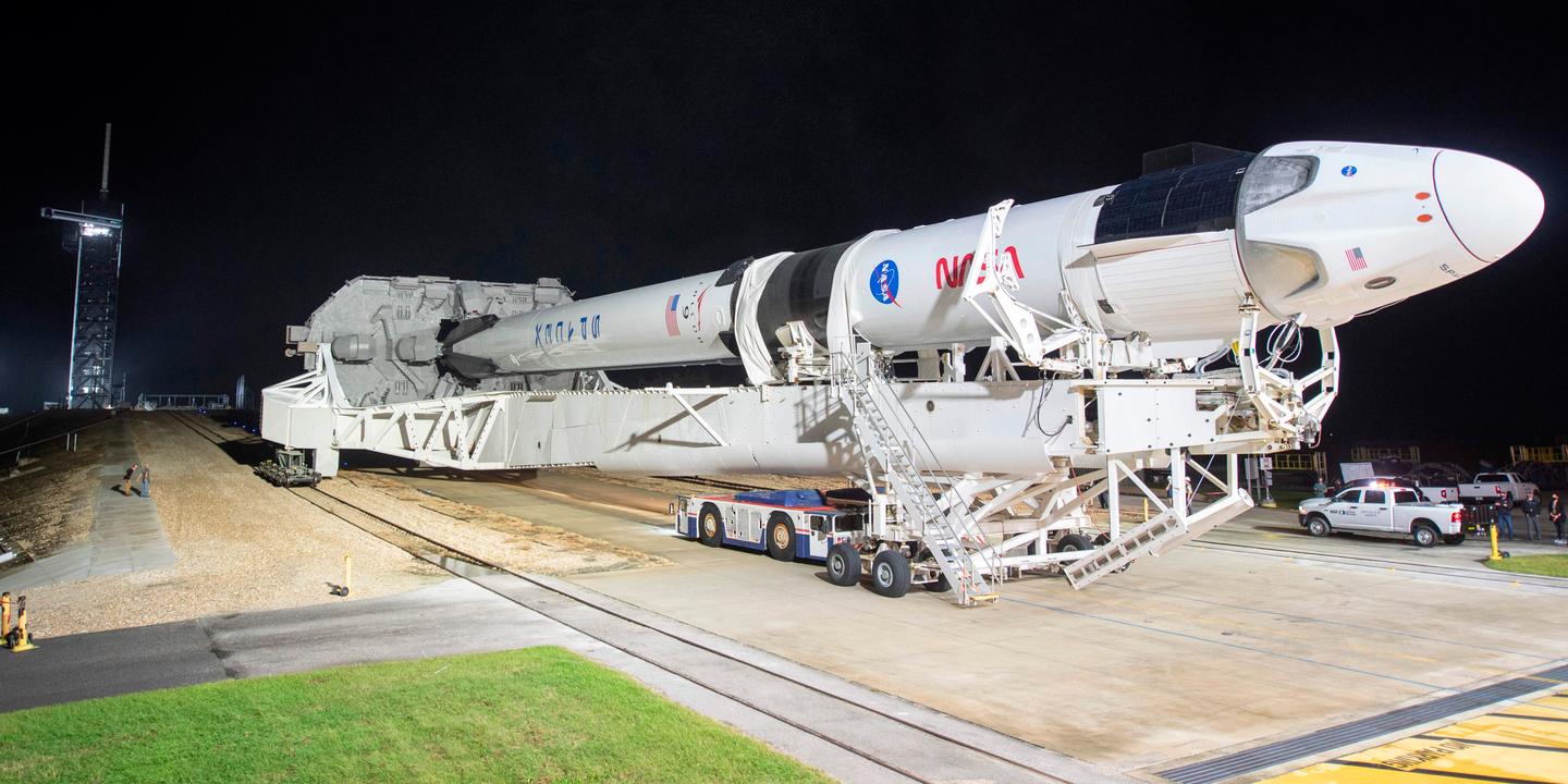 SpaceX prête à lancer quatre astronautes vers la Station spatiale ...