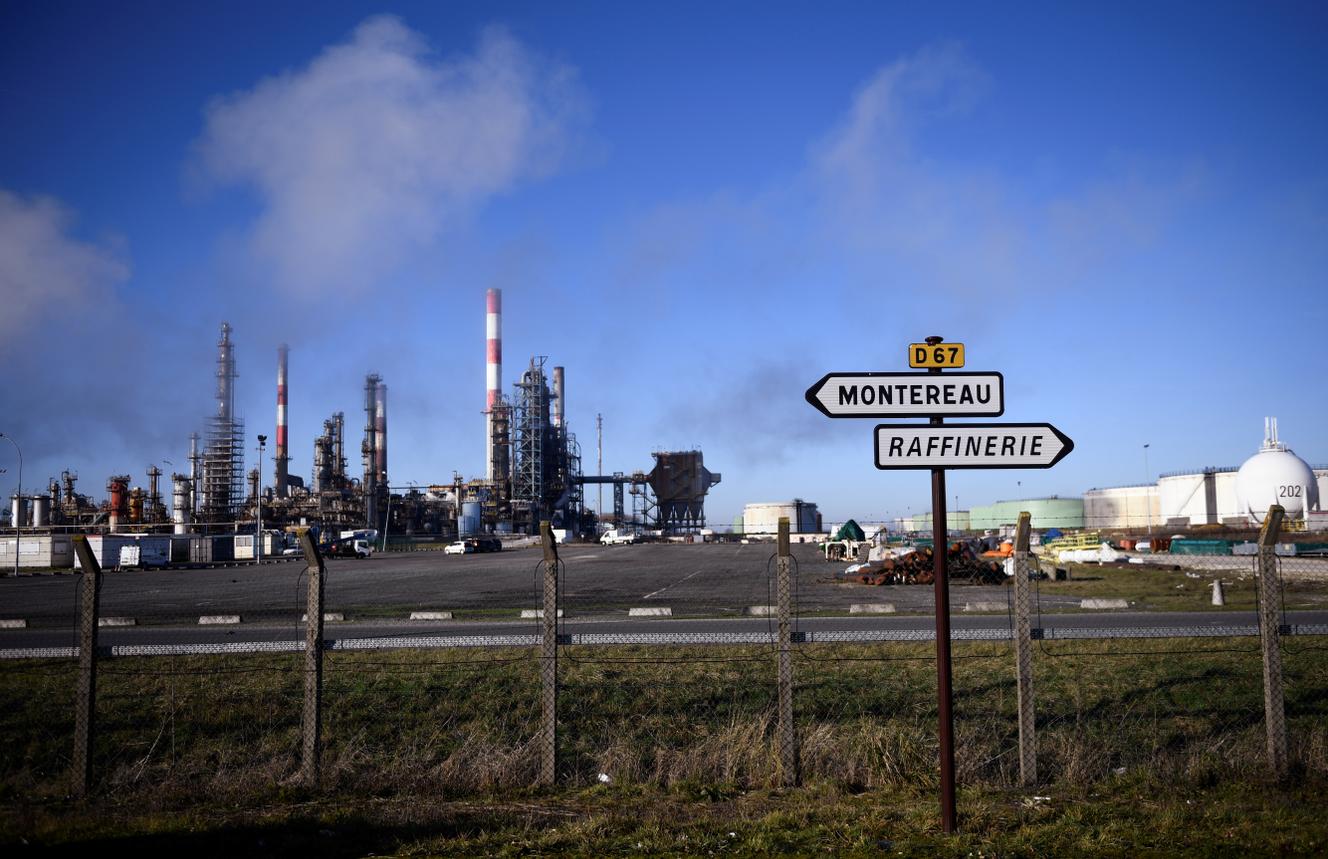 Les salariés de la raffinerie Total de Grandpuits en grève contre le projet de reconversion - Le ...