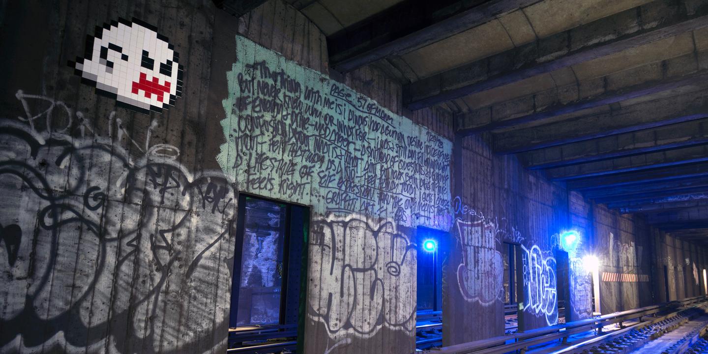 Le street-artiste Invader sur les traces de REVS dans le métro de New York