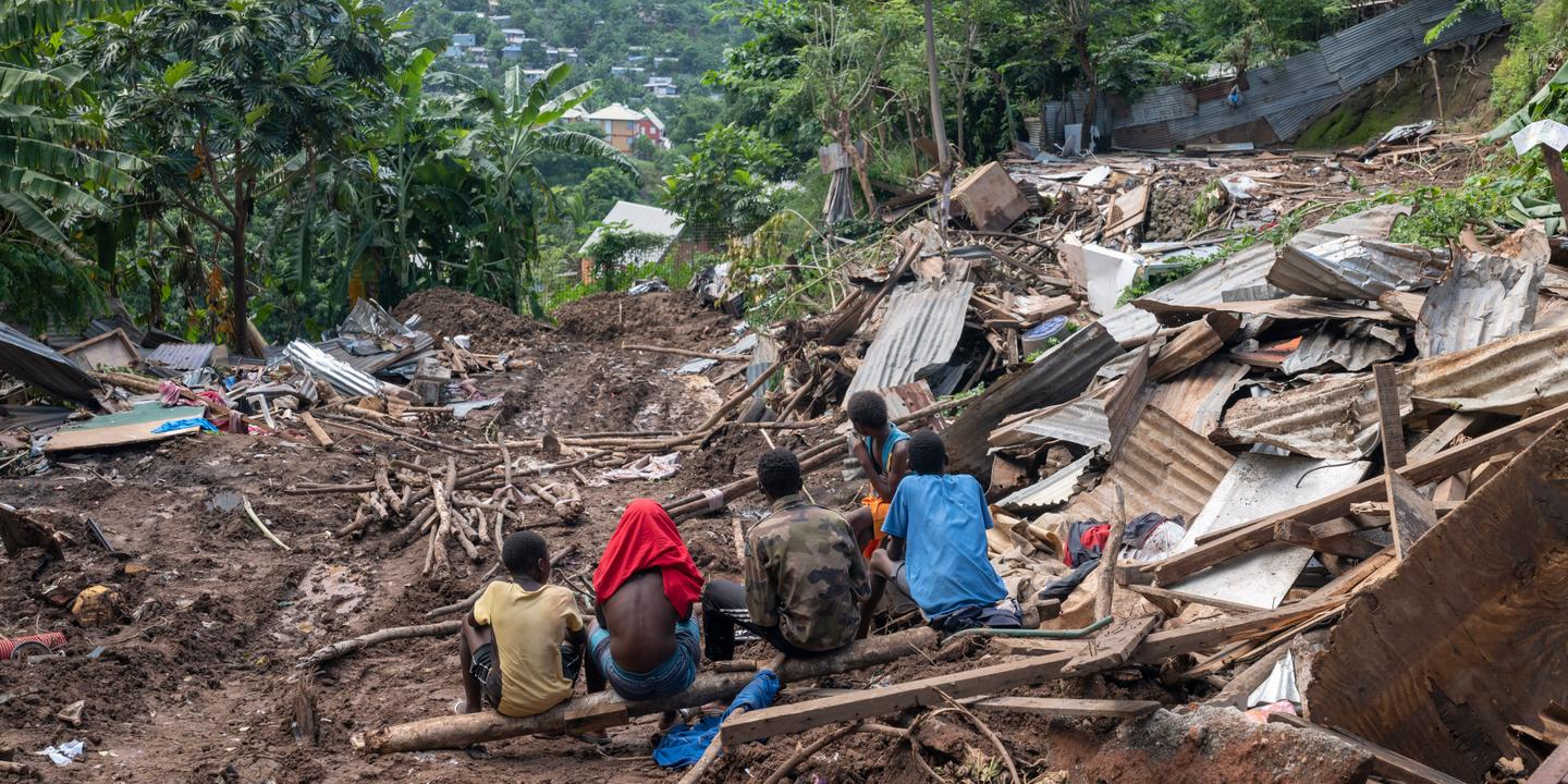 Dans les bidonvilles de Mayotte, les bulldozers chargent, le relogement ...