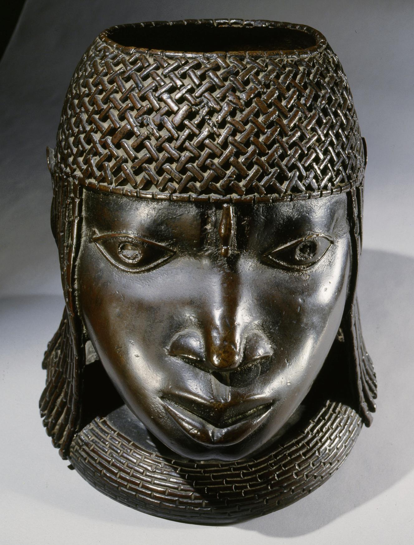 Arts : une tête d’Oba, en bronze, restituée prochainement au Nigeria ...