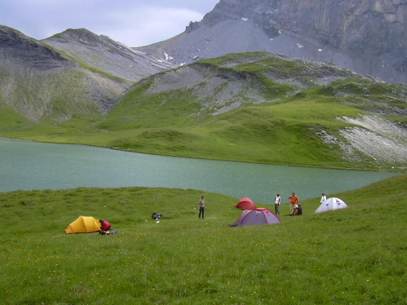 Un été au sommet : cinq idées de bivouac au bord d’un lac de montagne