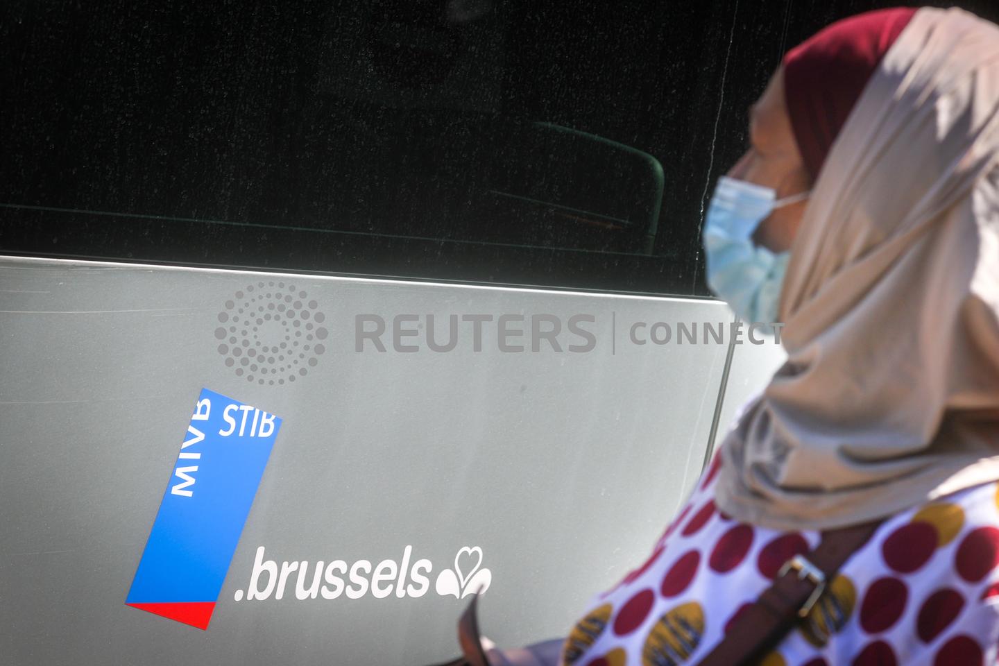 En Belgique, Ihsane Haouach, qui défend le port du voile, annonce sa ...
